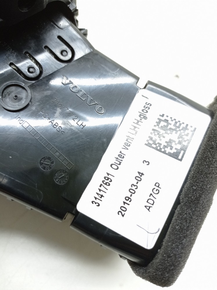 Difusor Ar Esquerdo Volvo Xc60 2.0 2019 2020 31417691 – 5 Irmãos Auto Peças